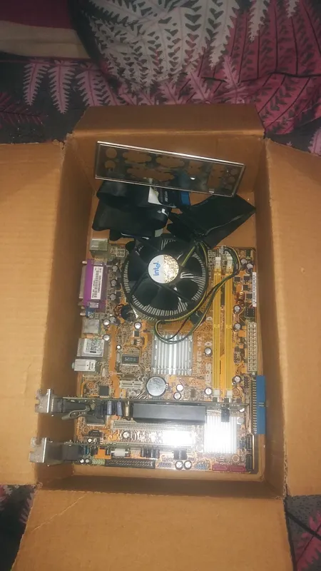 مادربرد با Cpu فن کارت گرافیک و کارت شبکه