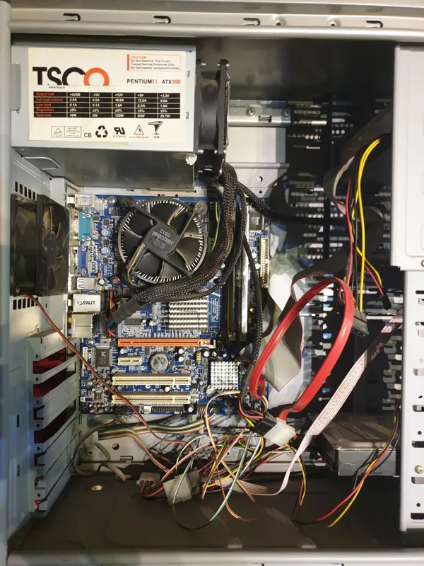 سیستم کامل شامل کیس مانیتور اسپیکر ماوس و کیبورد