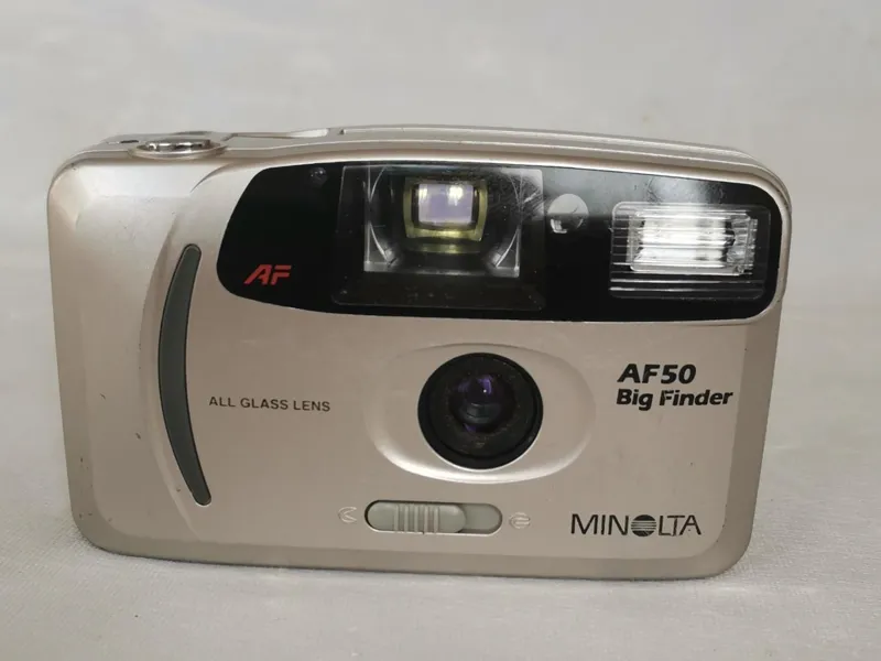 دوربین عکاسی قدیمی مینولتا مدل AF50( توضیح دارد